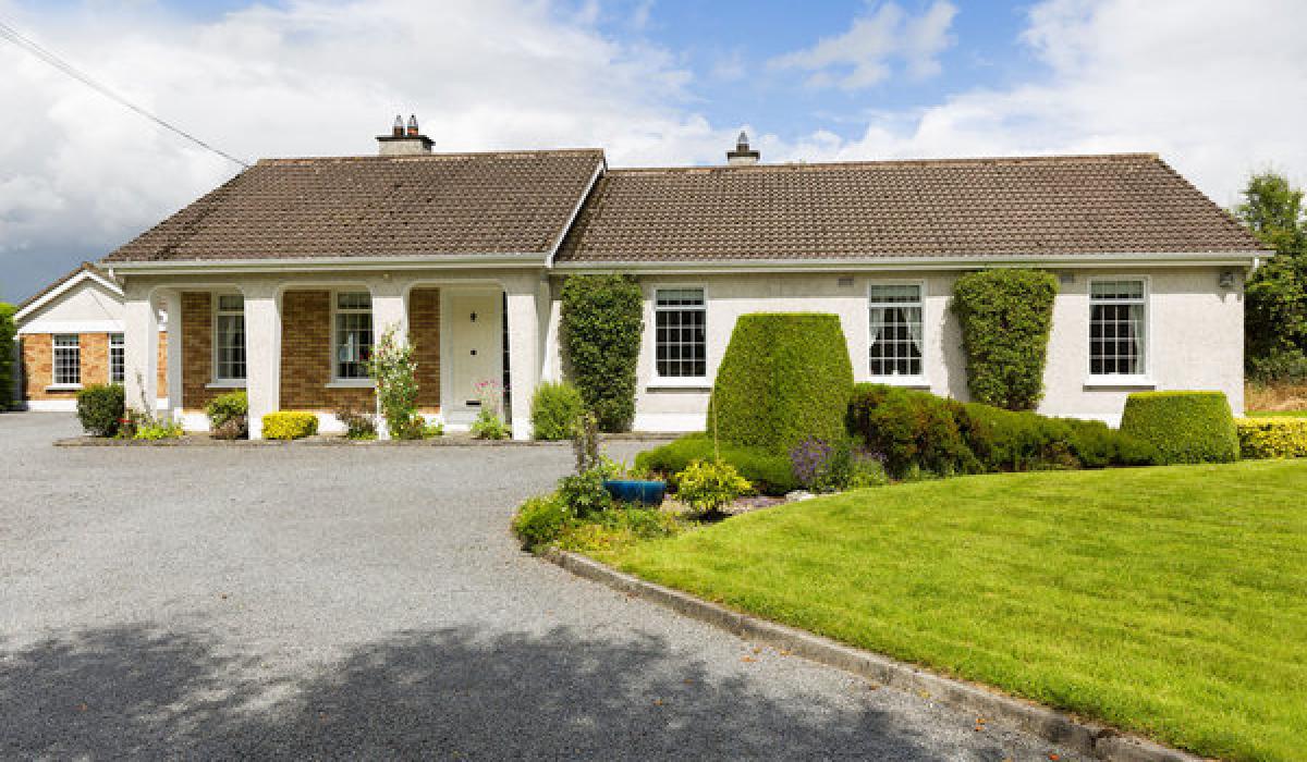 Idyllic country home in Donadea with small paddock and lovely views ...