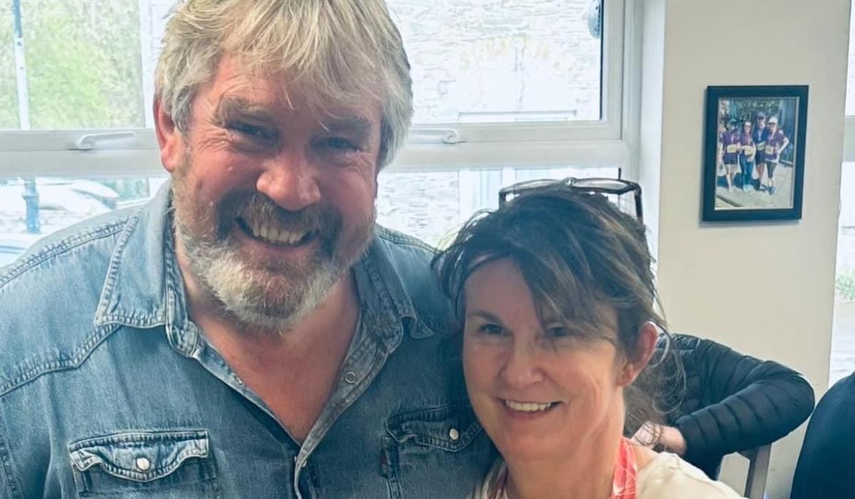 Award-winning actor pops into Kildare café and poses for selfies with ...