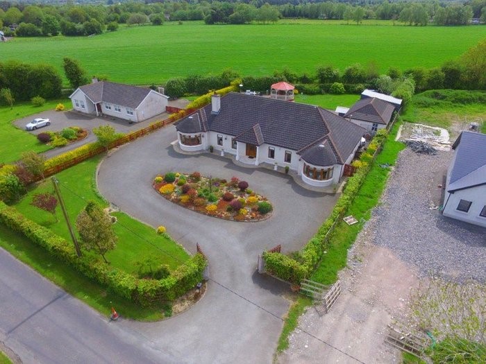 Stunning 4-bed home in Donadea with conservatory and large garage for € ...