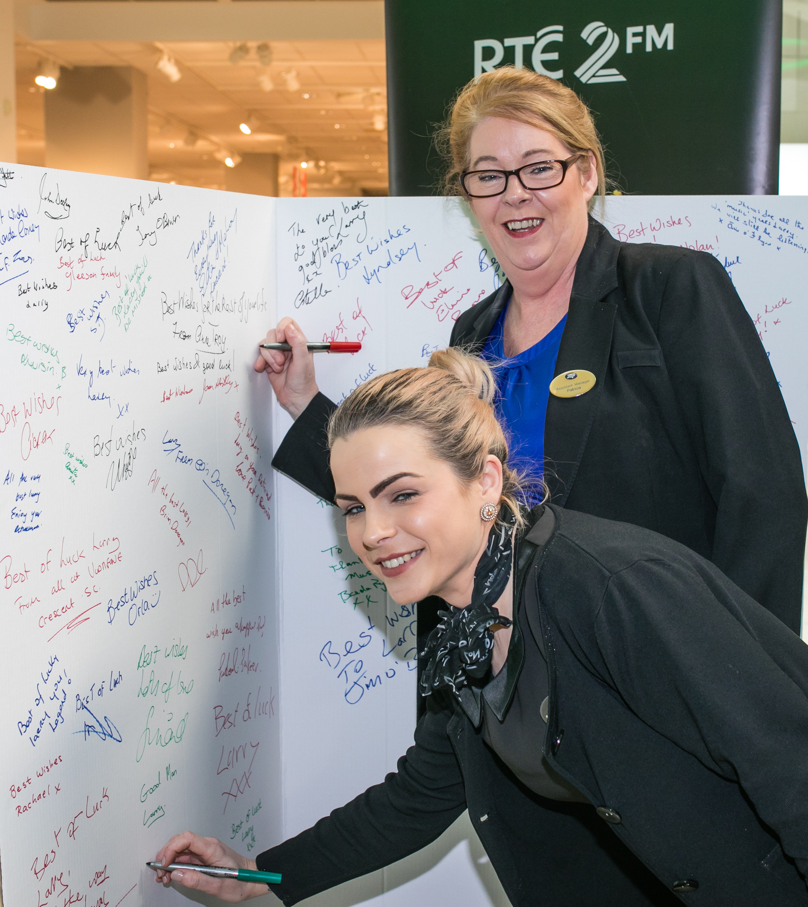 PHOTO GALLERY: Shoppers sign giant Leaving Card for 2FM DJ Larry Gogan ...