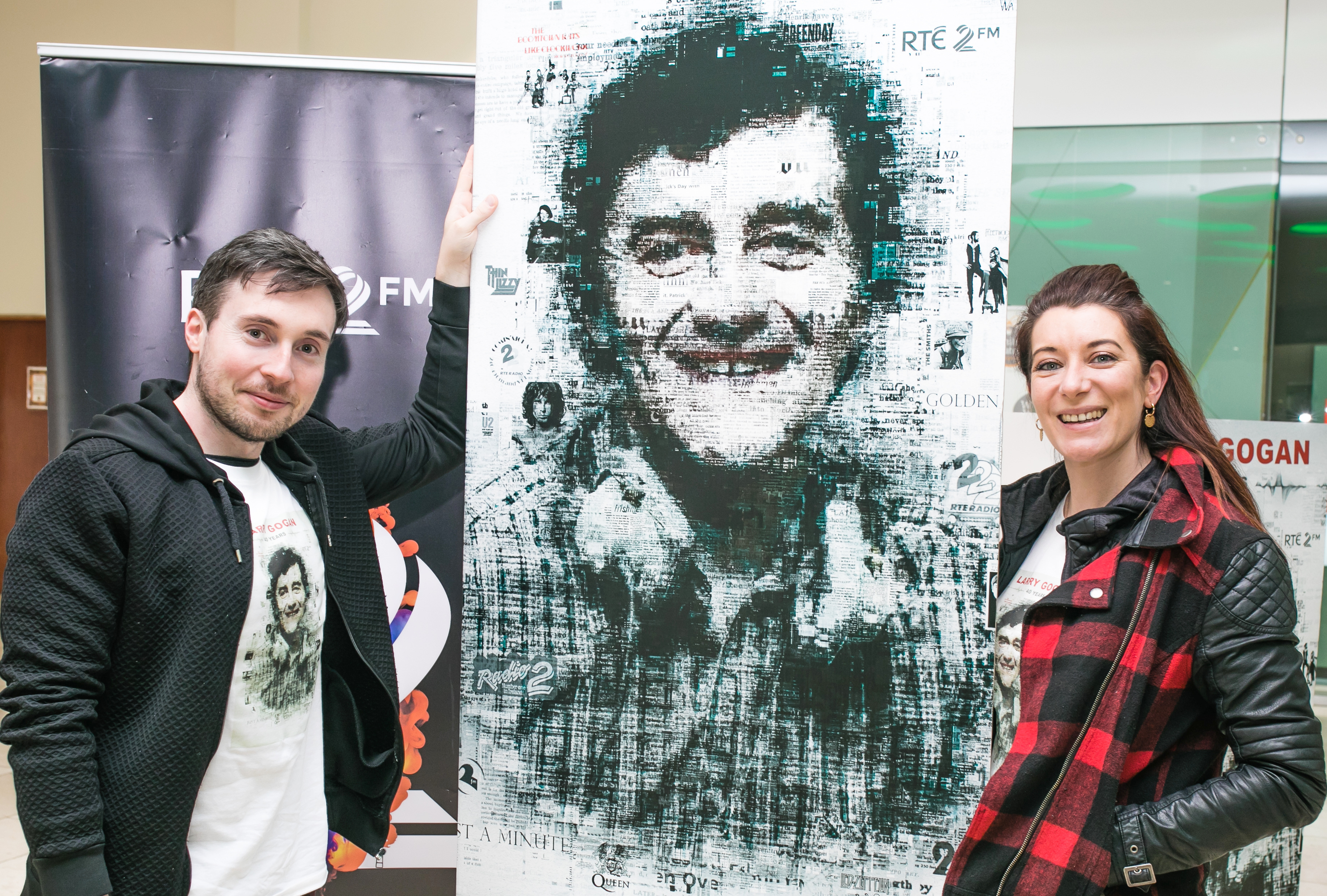 PHOTO GALLERY: Shoppers sign giant Leaving Card for 2FM DJ Larry Gogan ...